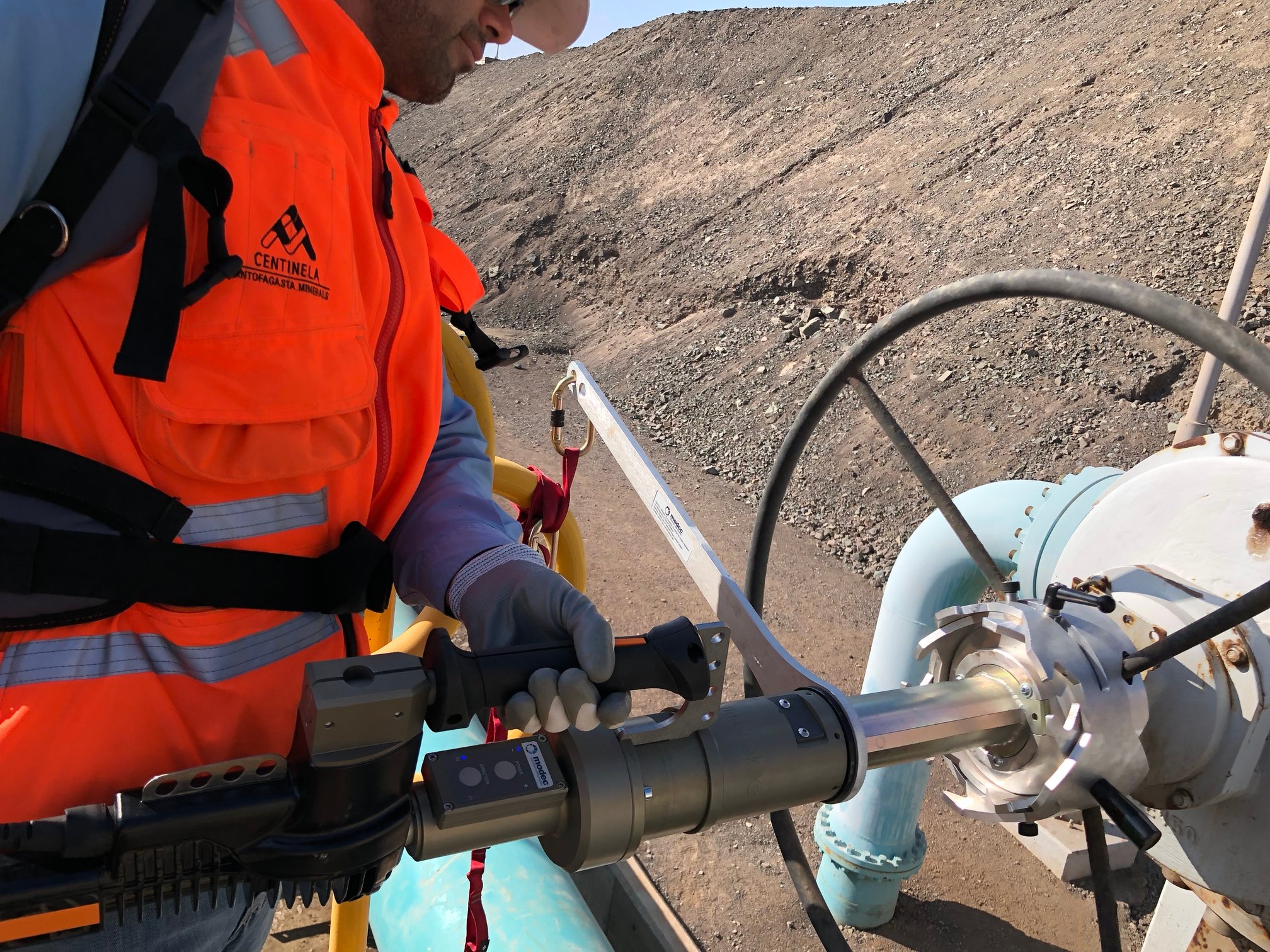 A portable valve actuator to operate valves of the mining sector