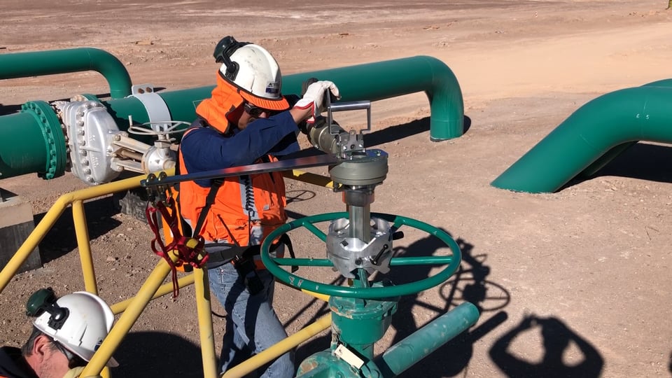 A portable valve actuator to operate valves of the mining sector